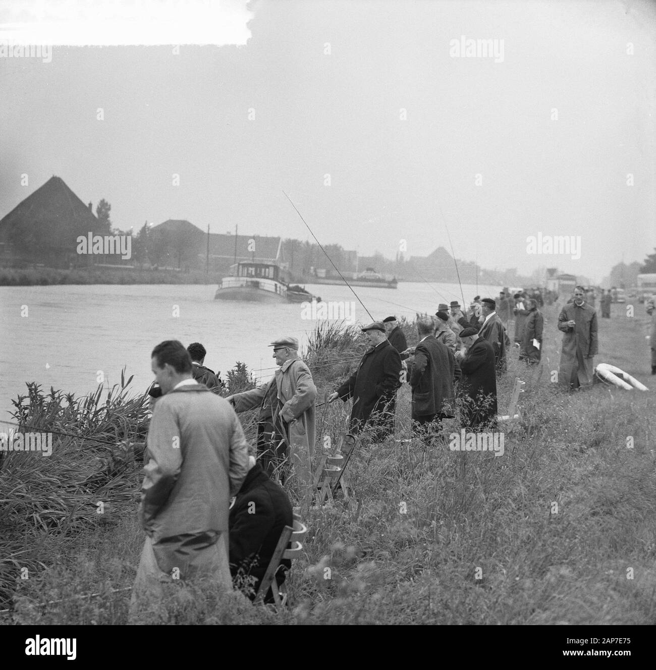 Elderly fish. Overview of the elderly at the Noord-Holland Canal Date ...