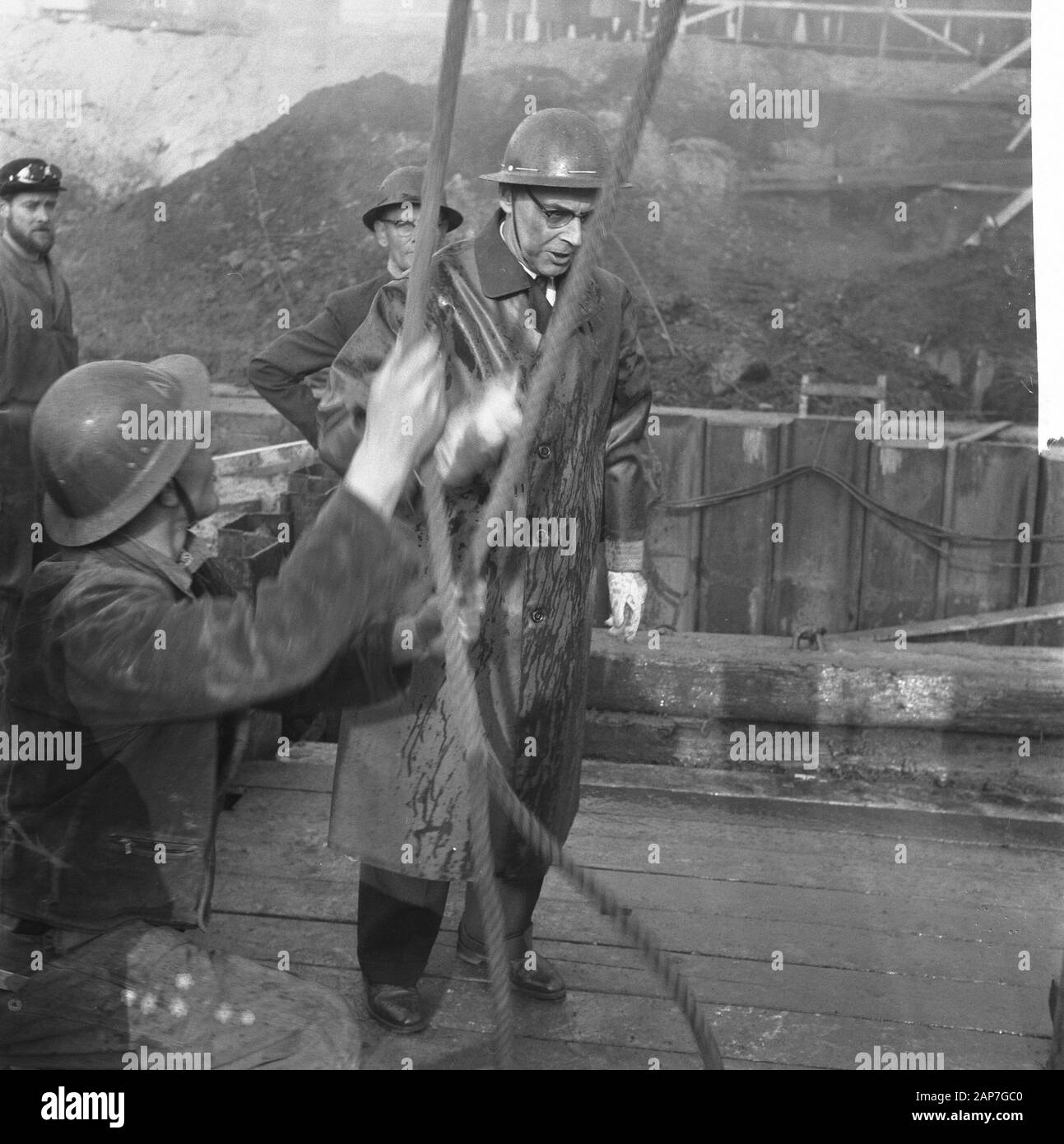 Mayor of Hall heit new pole for Dutch Bank Date: 6 November 1961 ...