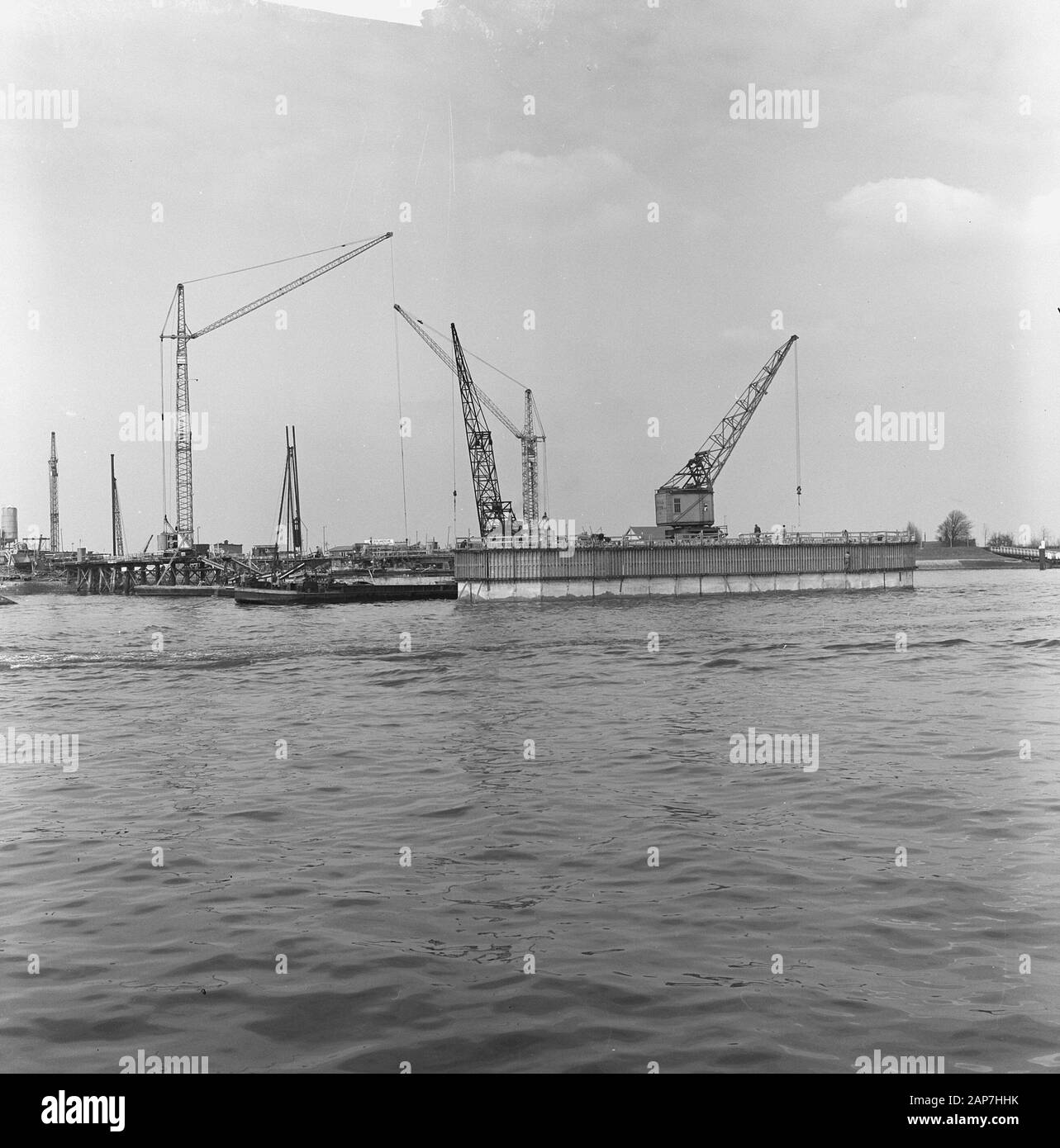 Construction largest bridge of our country at Brienenoord Date: March ...