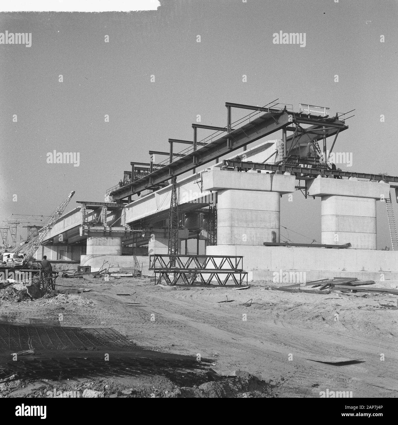 Construction on the bridge Brienenoord, workers hard at work 28 meters ...