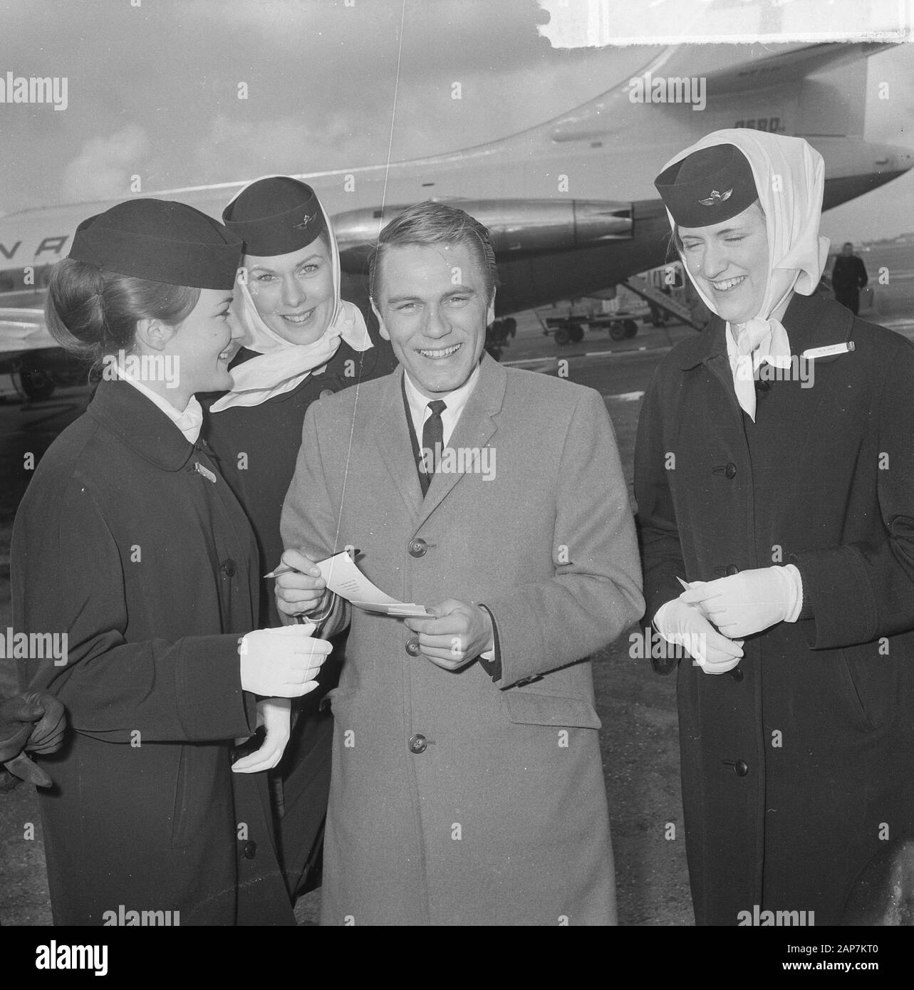 Adam Faith at Schiphol for performance Rudy Carrellshow Date: 4 april ...
