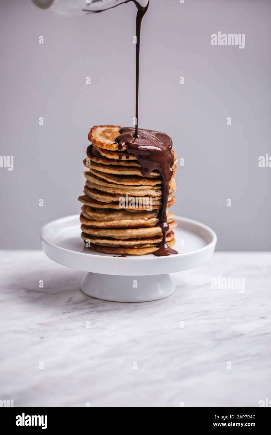 Melted white chocolate drizzle hi-res stock photography and images - Alamy
