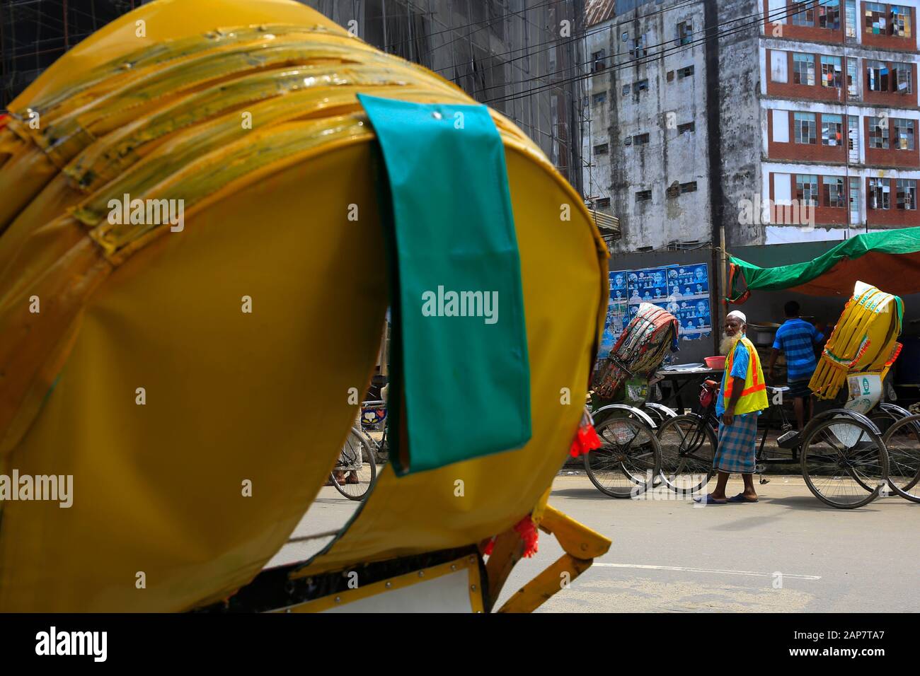 Rickshaw rider dhaka bangladesh hi-res stock photography and images - Alamy