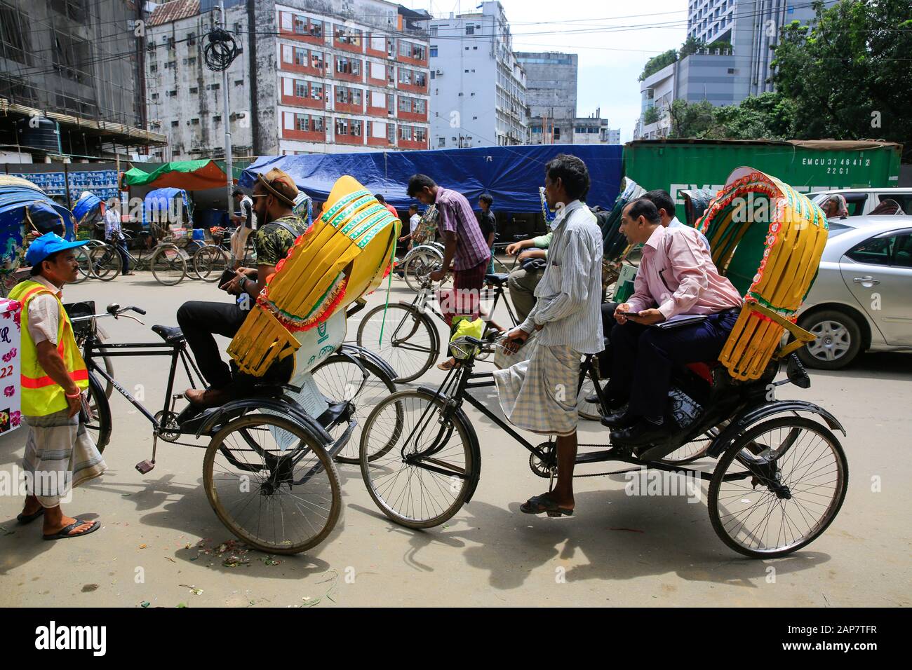 Rickshaw rider dhaka bangladesh hi-res stock photography and images - Alamy
