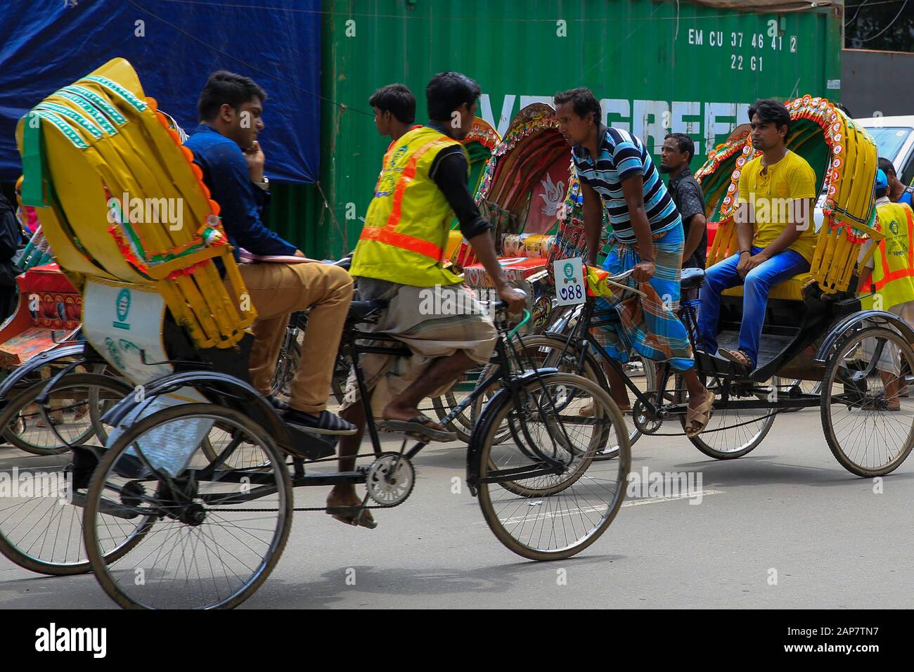 Rickshaw rider dhaka bangladesh hi-res stock photography and images - Alamy