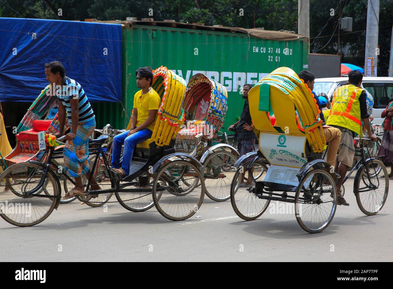 Rickshaw rider dhaka bangladesh hi-res stock photography and images - Alamy