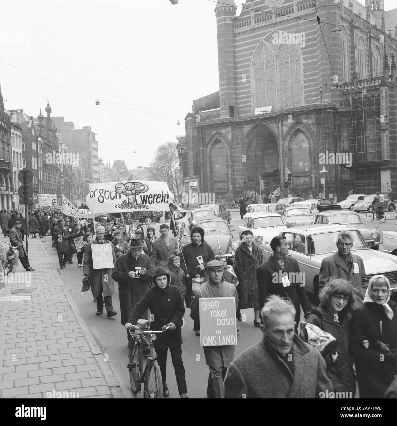 Community protests demonstrations rally Black and White Stock Photos ...
