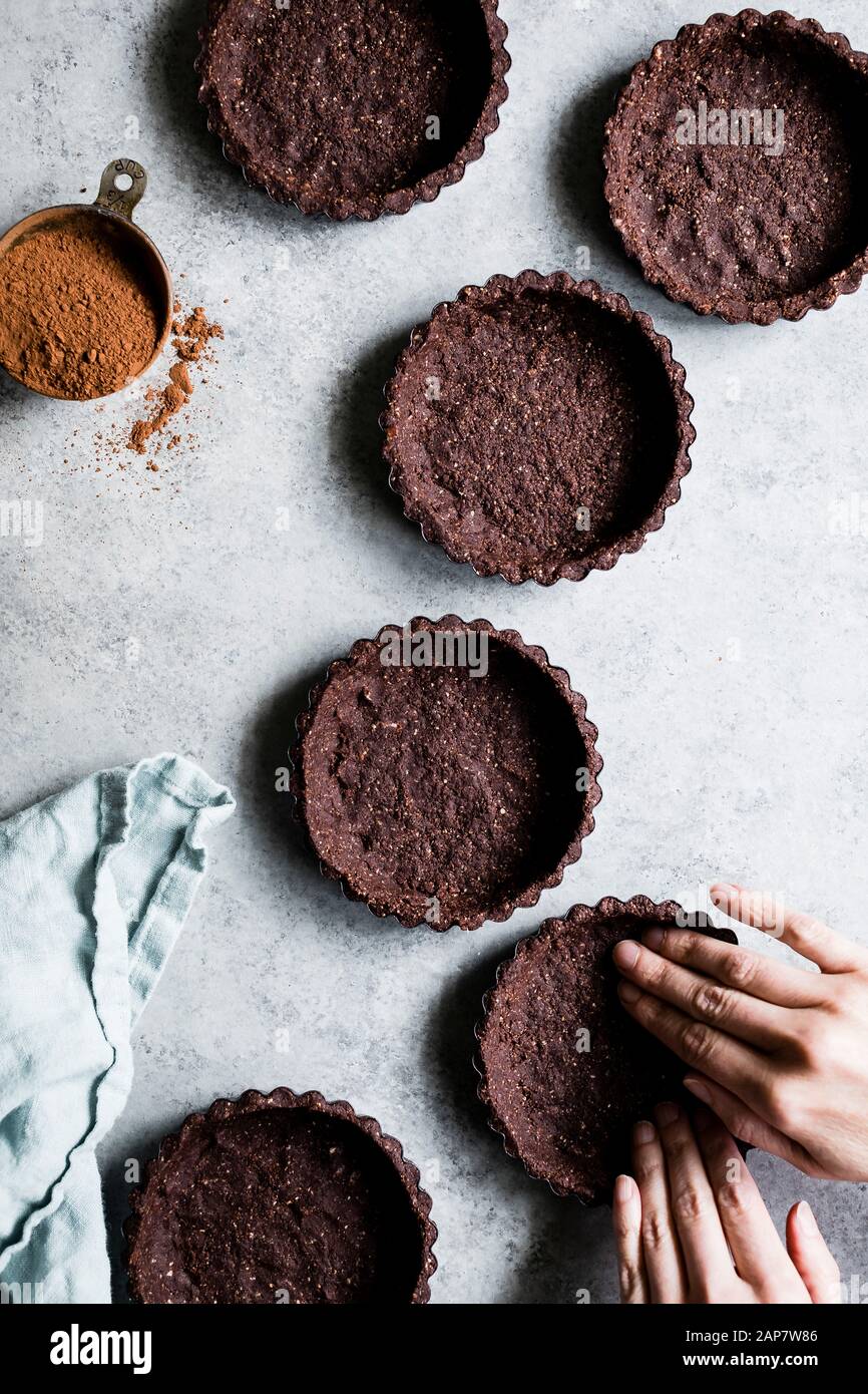 Cake bases hi-res stock photography and images - Alamy