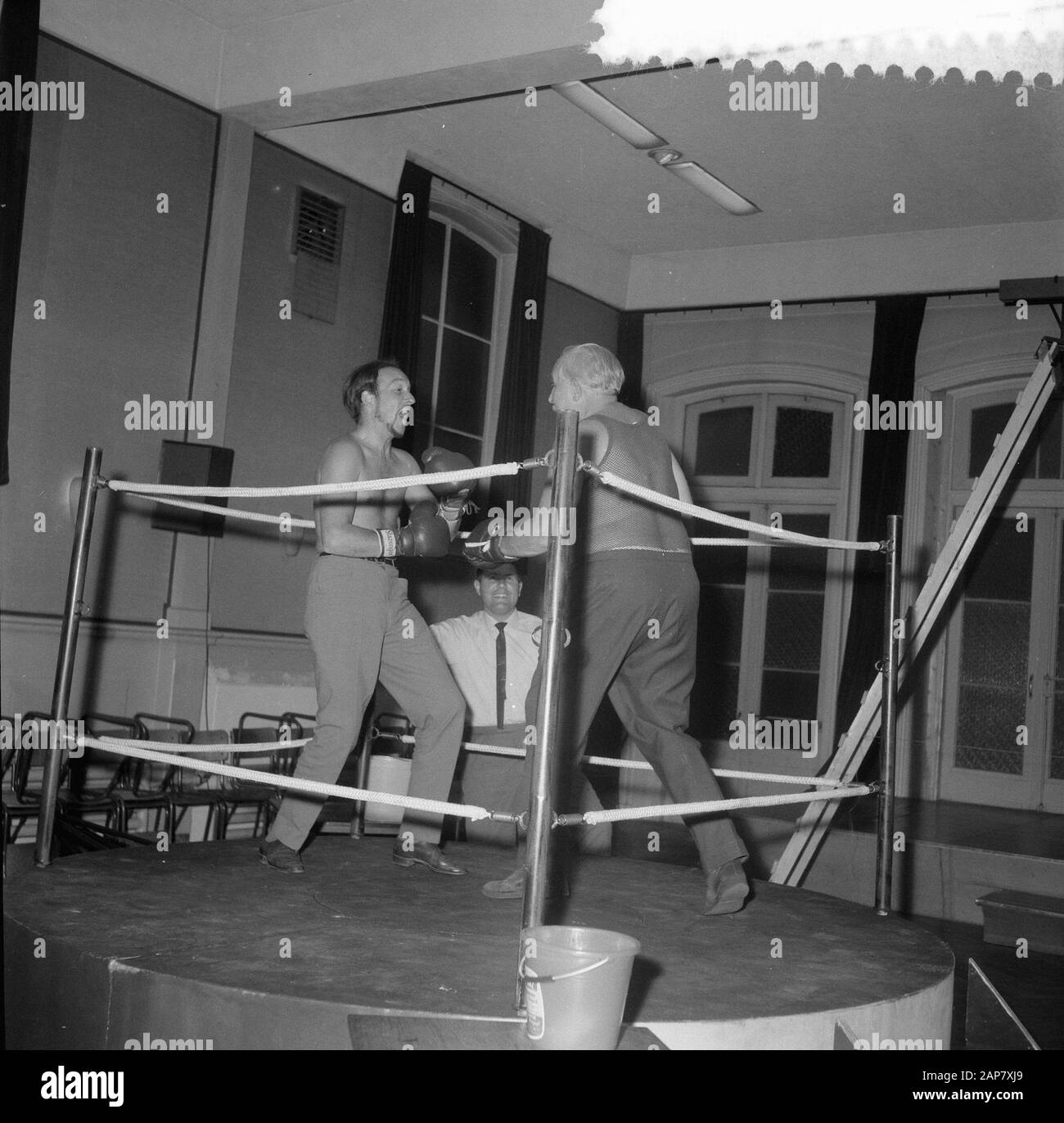 The actors Hans Tiemeyer and Hans Croiset in the boxing ring, tears for ...