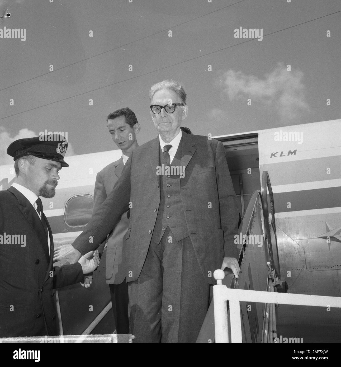 Arrival Otto Klemperer (conductor) at Schiphol, Otto Klemperer Date: 1 ...