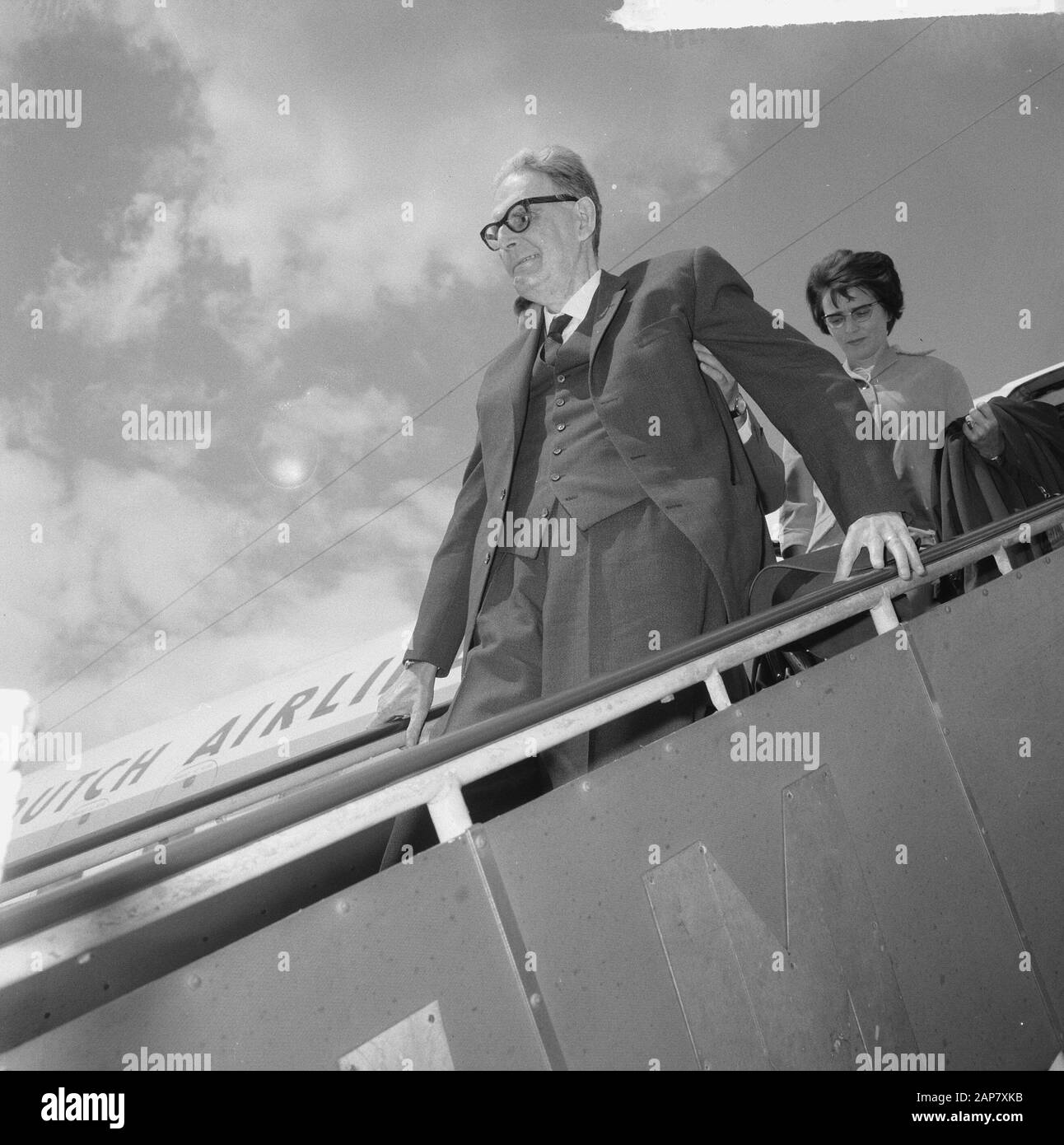 Arrival Otto Klemperer (conductor) at Schiphol, Otto Klemperer Date: 1 ...