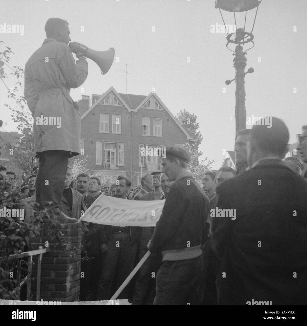 Construction workers demonstrating in Amsterdam, construction workers ...