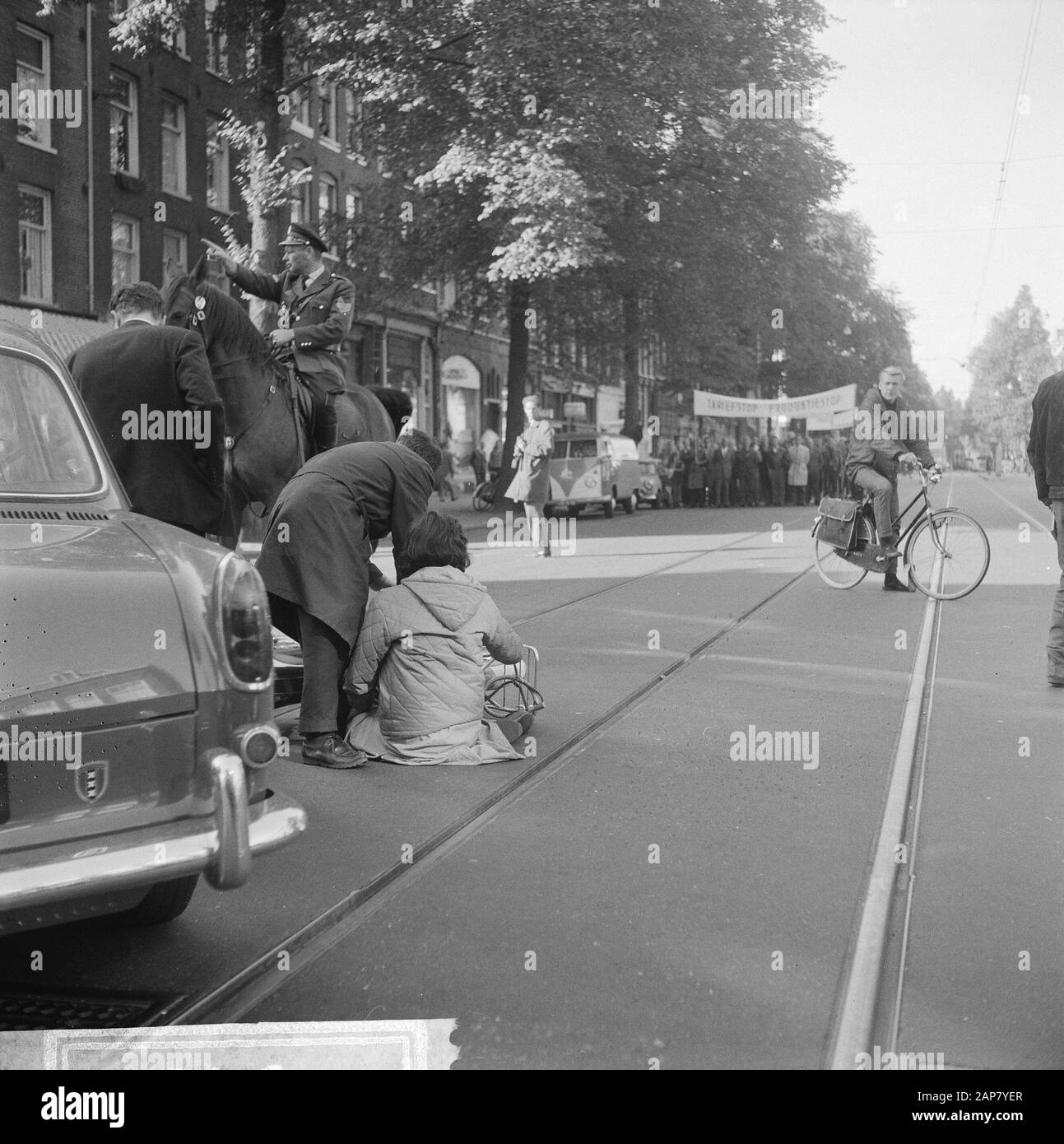 Construction workers demonstrating in Amsterdam, construction workers ...