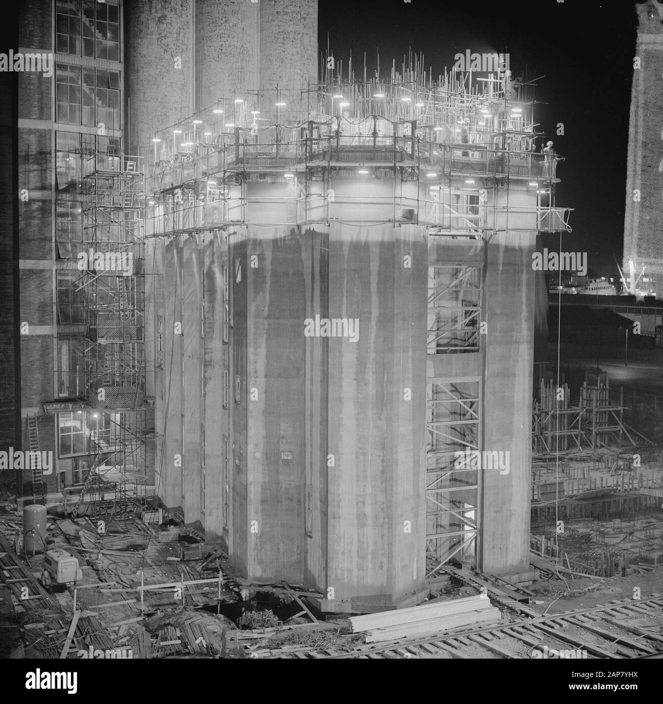 Day and night building at the Rijnhaven where a new grain silo arises ...