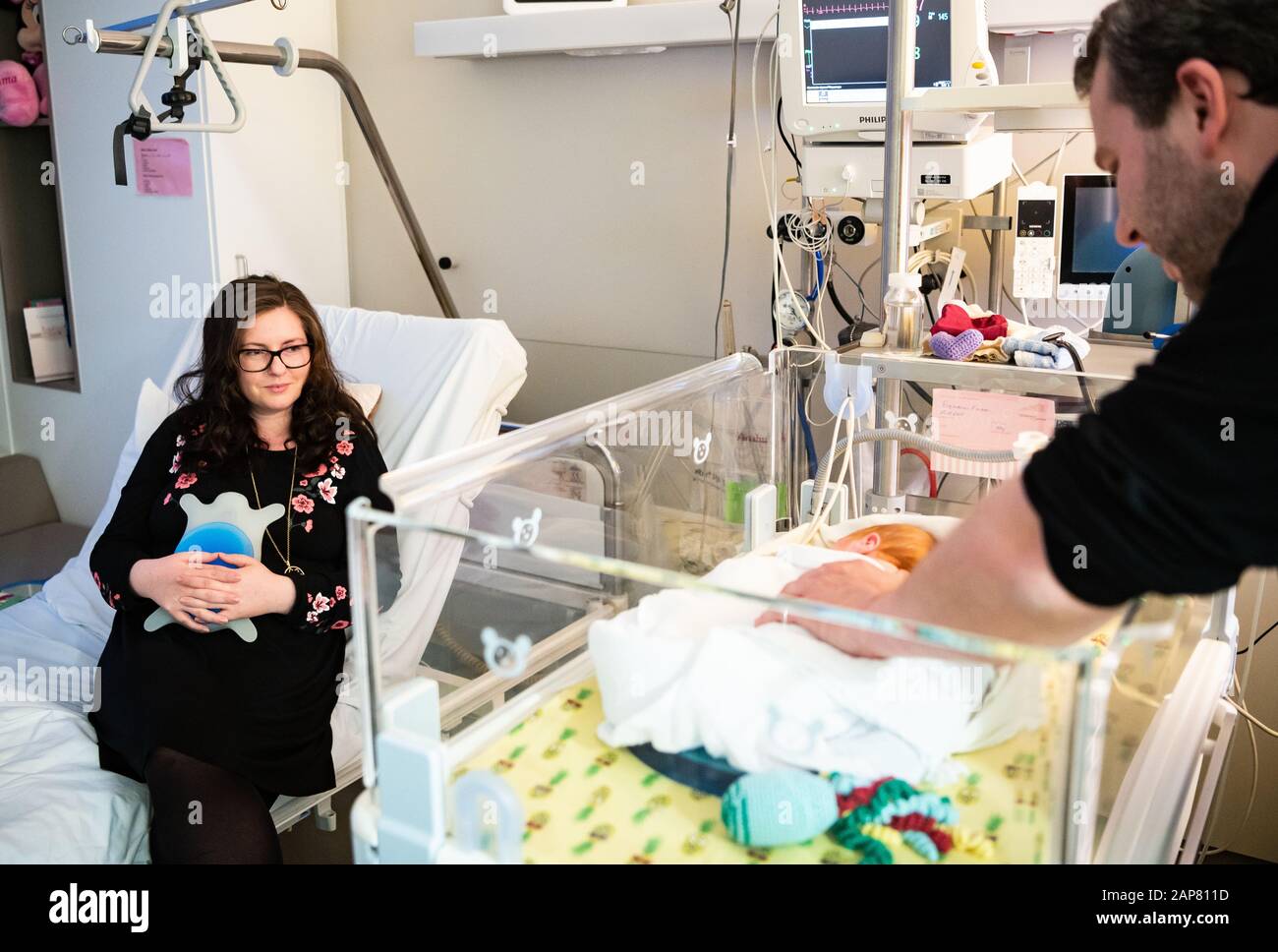 Worms, Germany. 14th Jan, 2020. Lisa Engmann (l), Emma's mother, sits ...