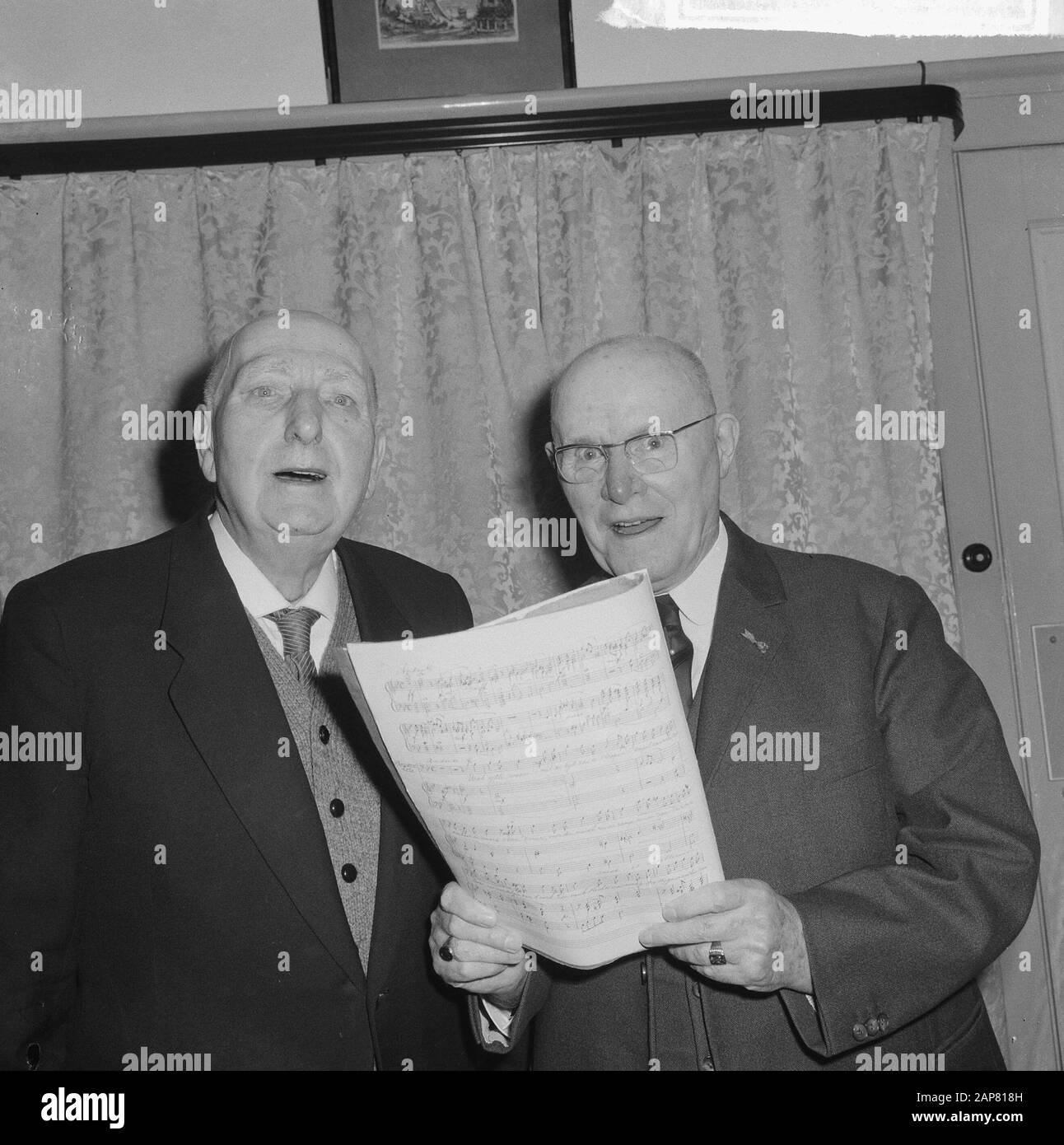 Two oldest singers hi-res stock photography and images - Alamy