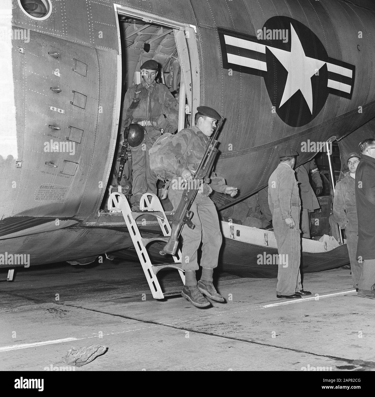 Belgian paras back, paras coming from the plane Date: December 1, 1964 ...