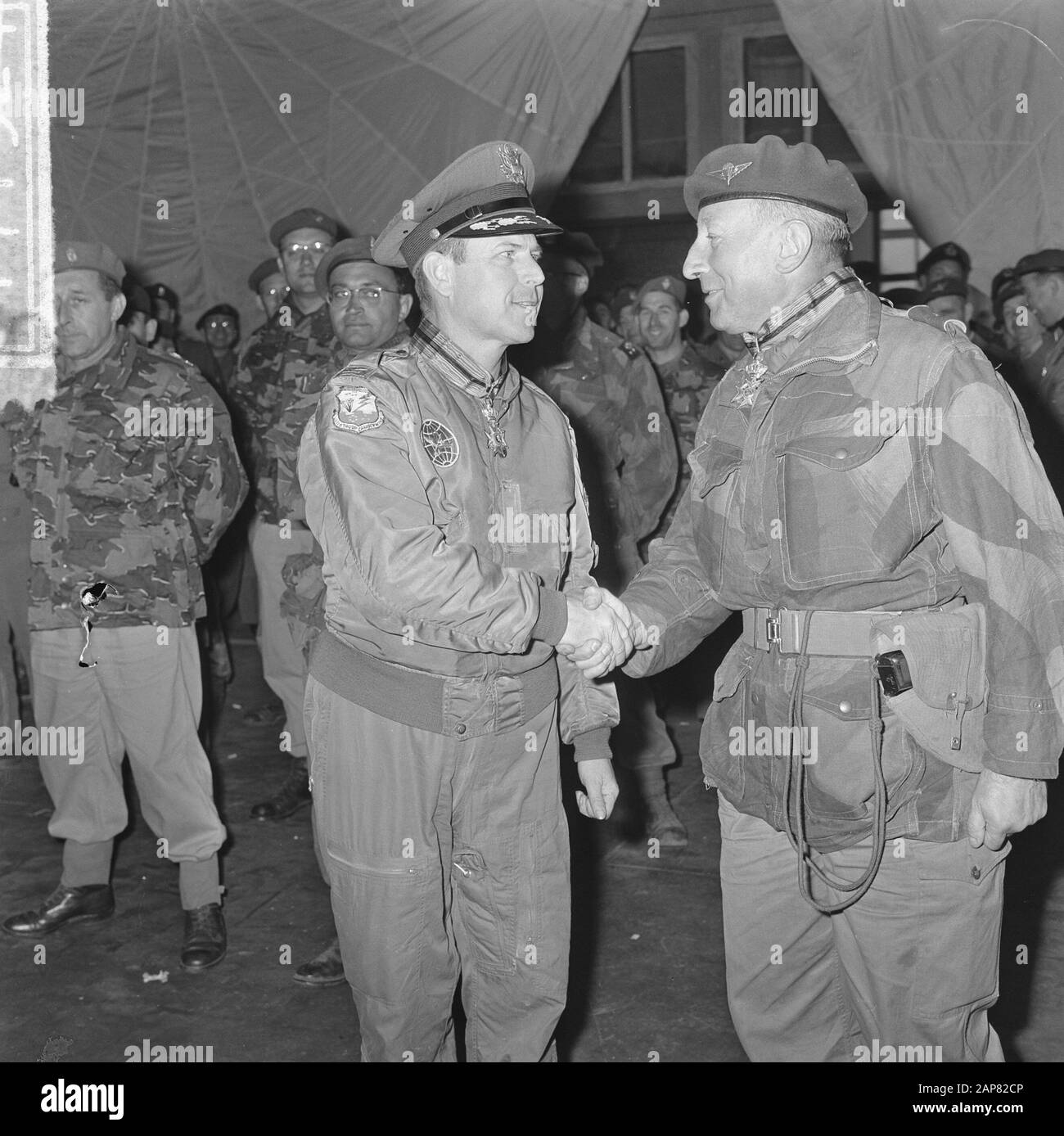 Belgian paras back, the two commanders left American colonel Gradwell ...