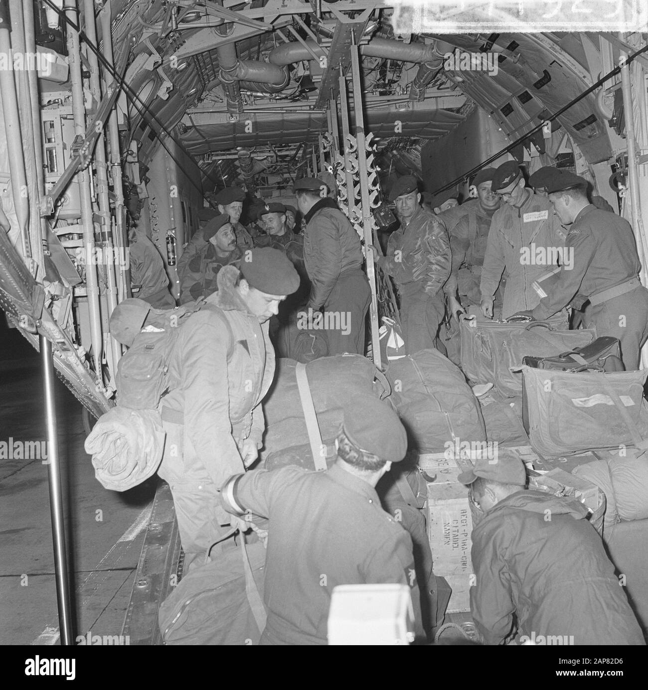 Belgian paras back, paras coming from the plane Date: December 1, 1964 ...
