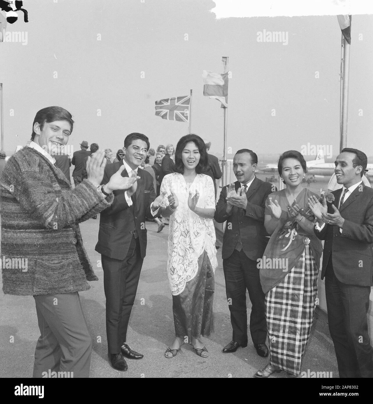 Singing group audience Black and White Stock Photos & Images - Alamy