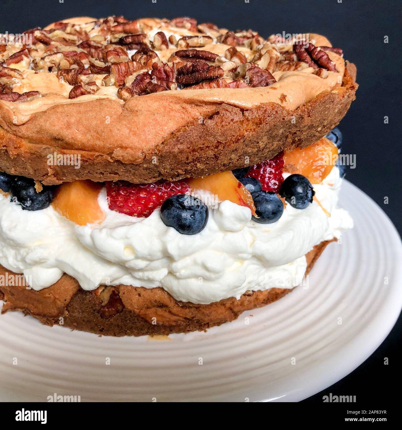 Berry torte hi-res stock photography and images - Alamy