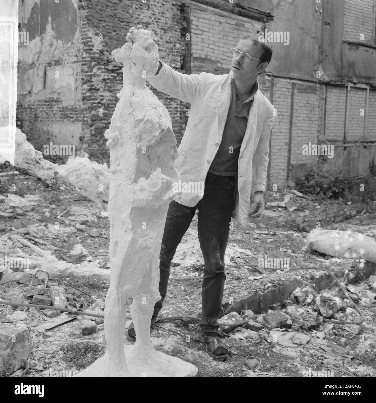 Destroyed artworks hi-res stock photography and images - Alamy