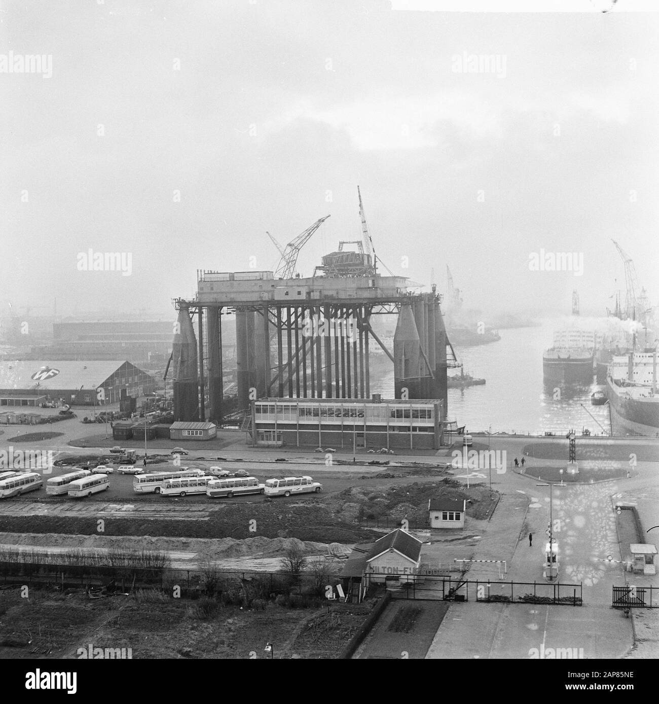 American oil rig Transworld Rig 58 near Wilton-Fijenoord almost ...