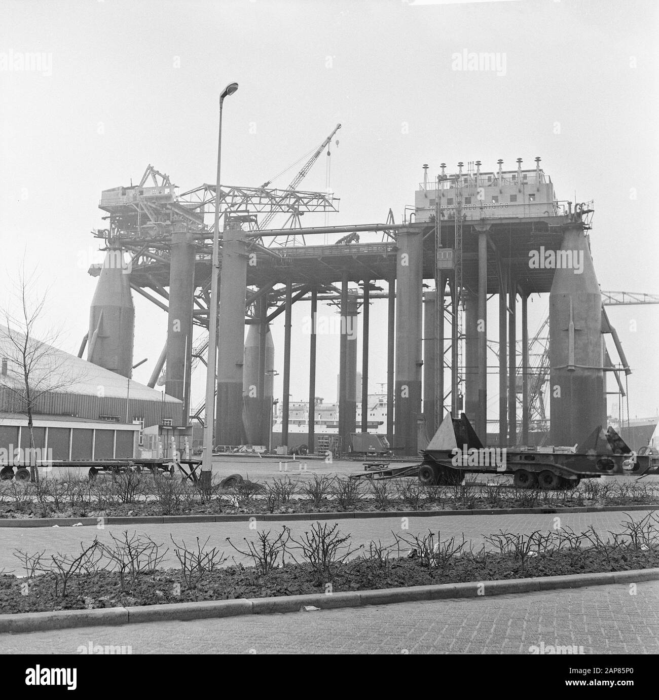 American drilling rig transworld rig 58 Black and White Stock Photos ...