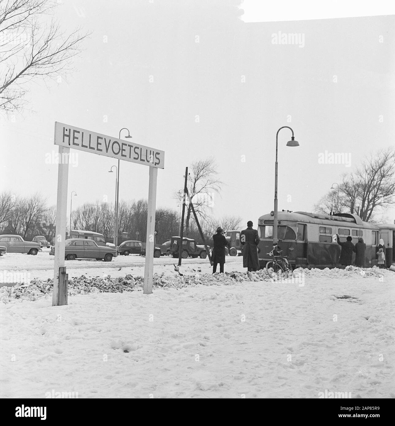 The line Spijkenisse-Hellevoetsluis of RTM lifted, Mayor Bliek van ...