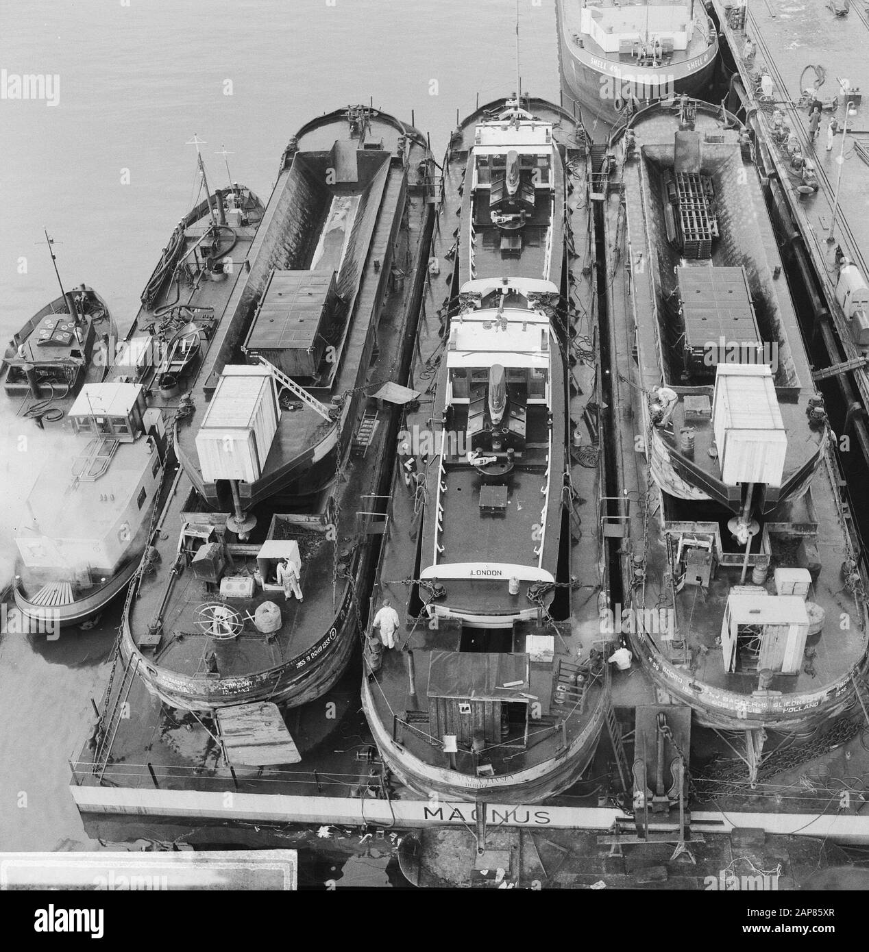 Oil rig is ready for transport to Bombay on the we of the firm De Jong ...