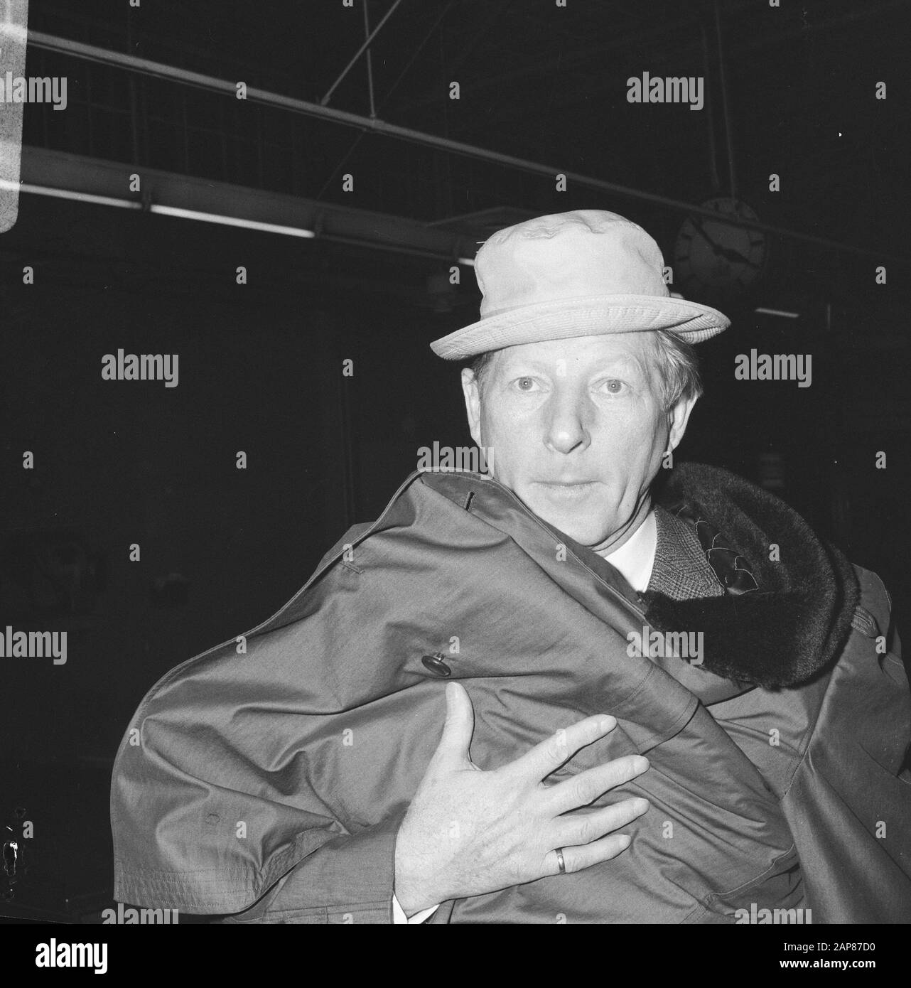 Danny Kaye in the Netherlands Description: Arrival at Schiphol, in a ...