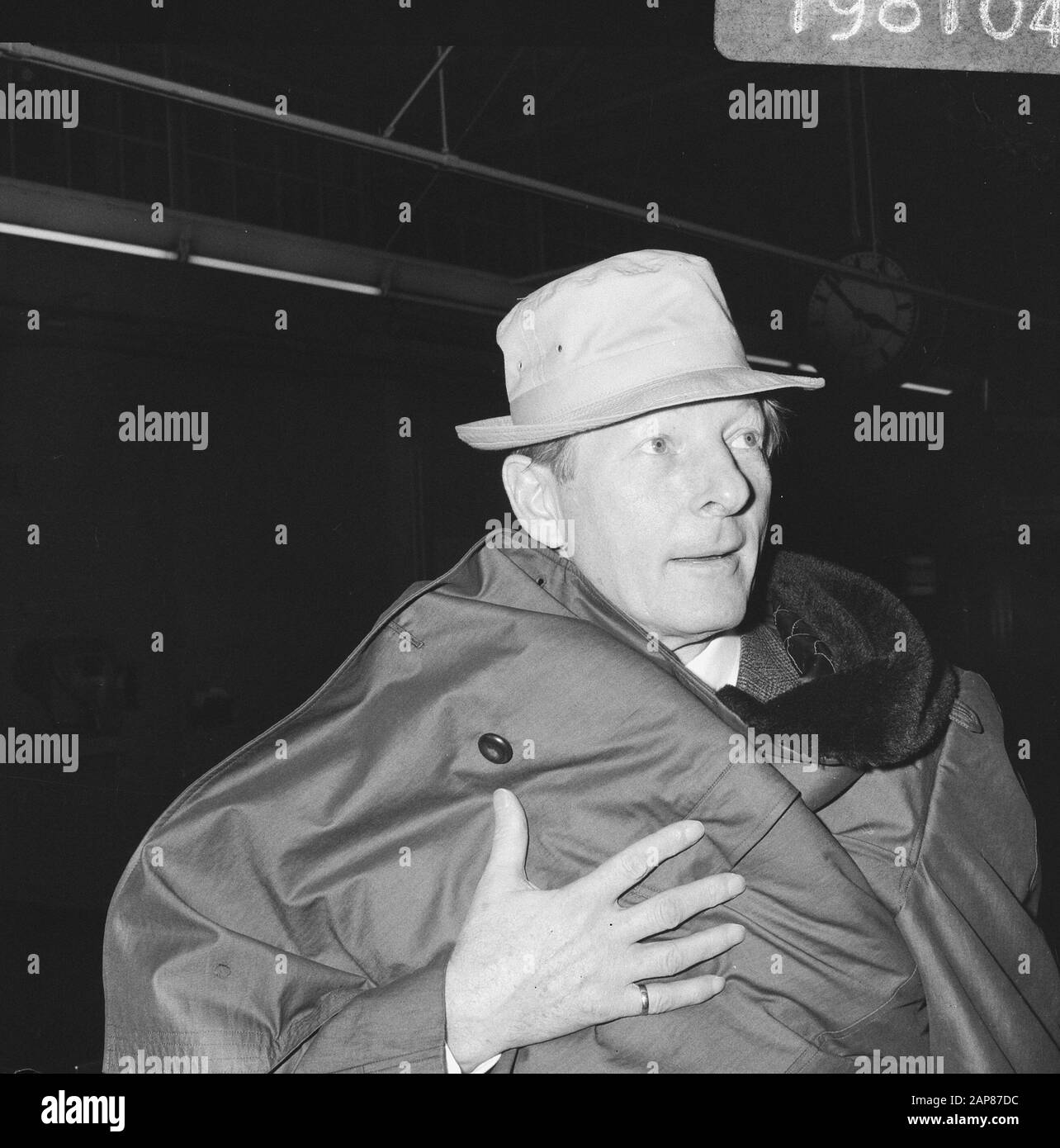 Danny Kaye in the Netherlands Description: Arrival at Schiphol, in a ...