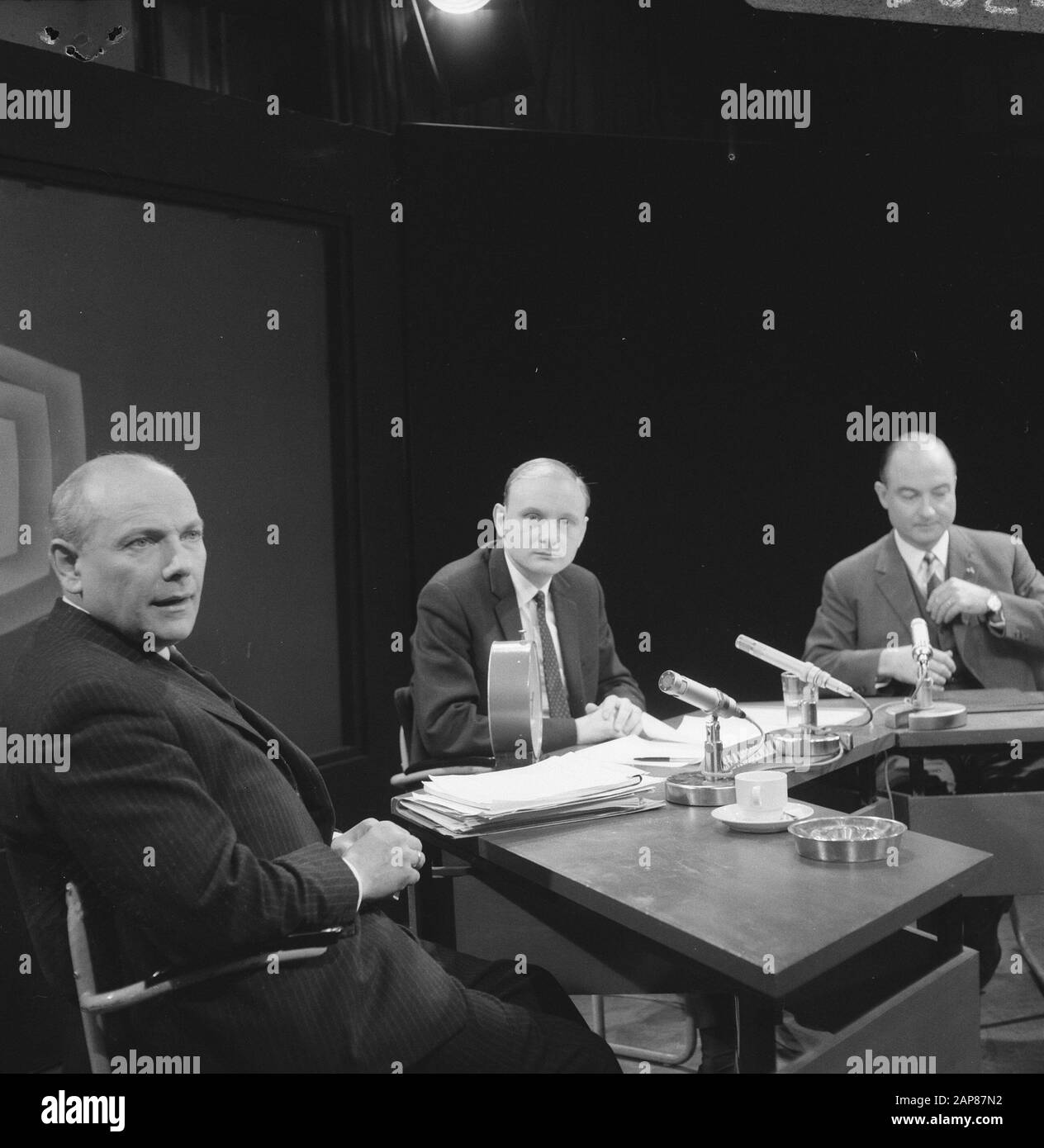 Debate led Black and White Stock Photos & Images - Alamy