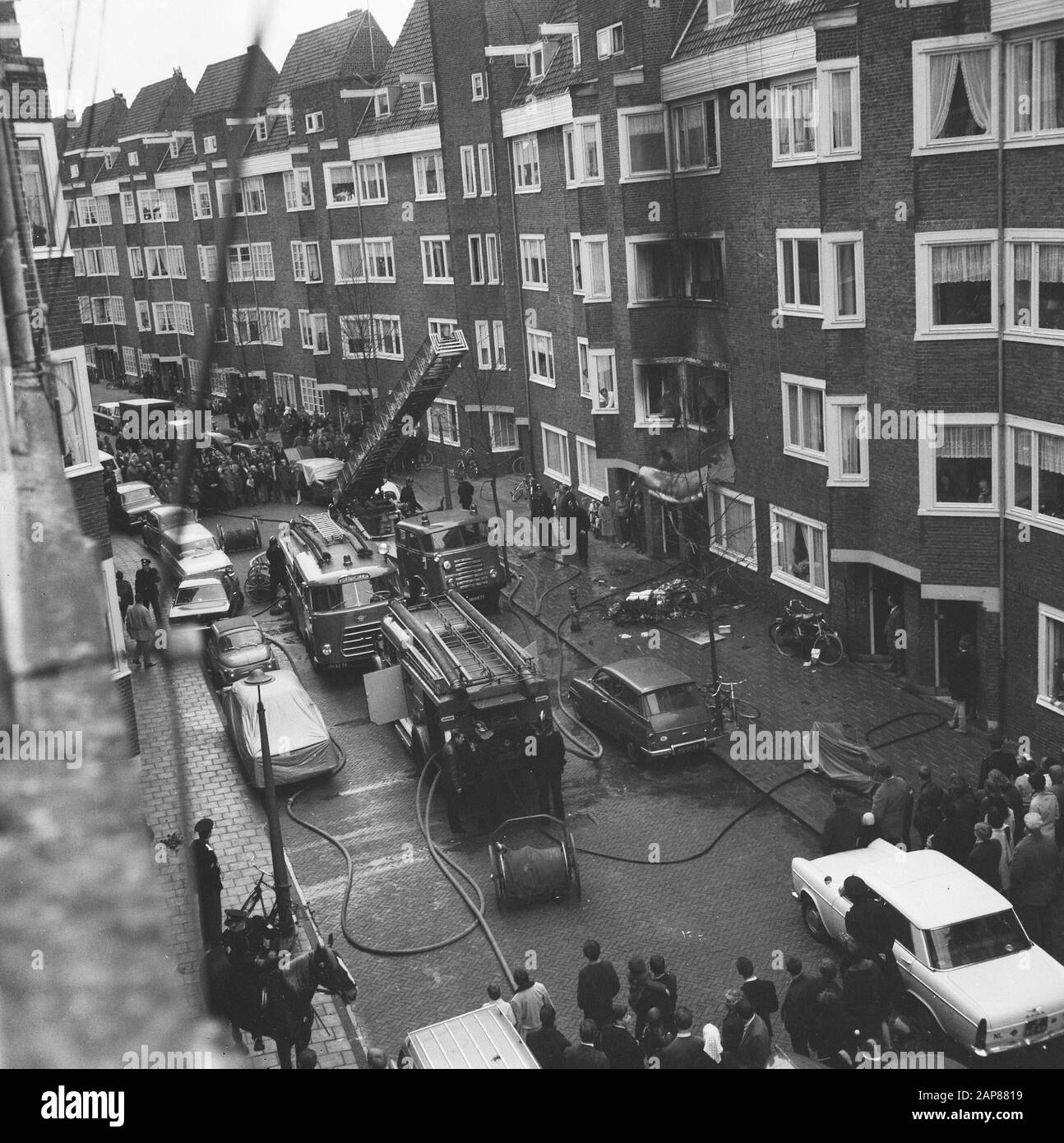 Brand in Ternatestraat in Amsterdam. The fire brigade during ...