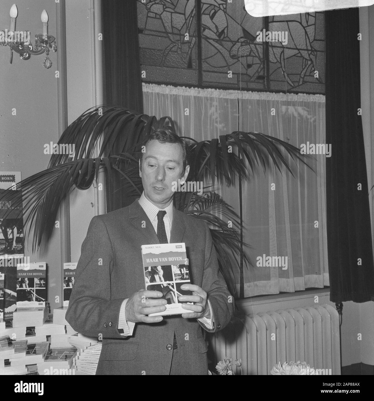 Albert Mol presents his book Hair from above Description: Albert Mol ...