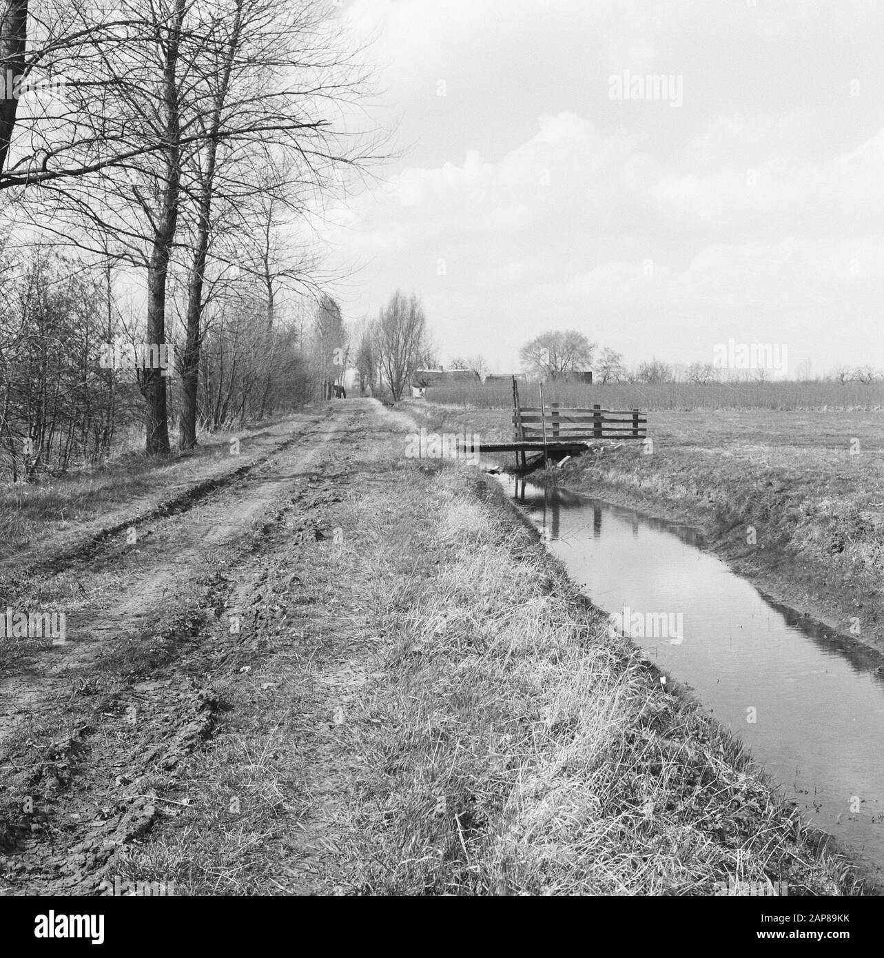 Dirt road bridge Black and White Stock Photos & Images - Alamy