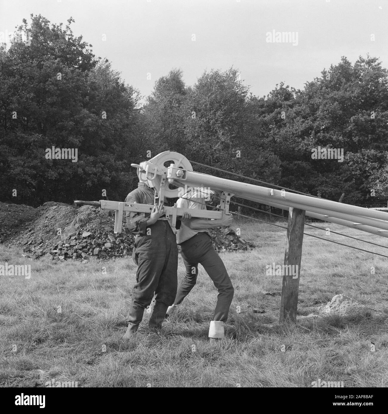 deep-ground drilling rigs, towbars, drills, workers, pilcon Date ...