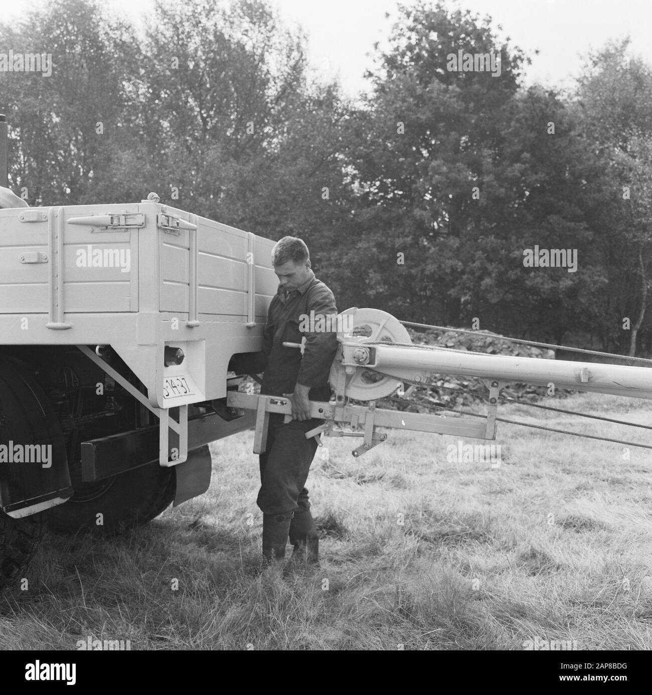 deep-ground drilling rigs, linking, installations, trucks, pilcon Date ...