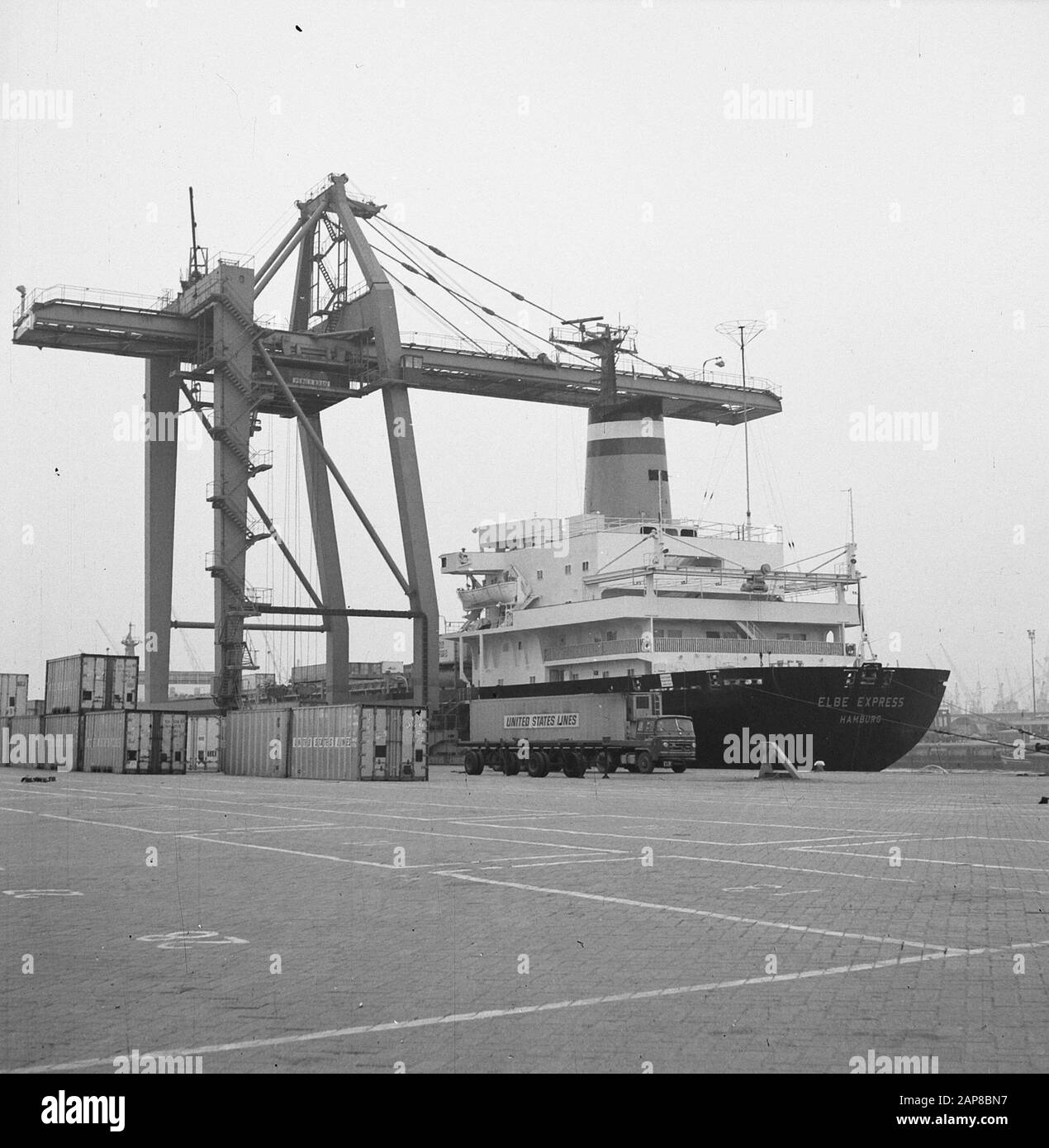 Container ships port of rotterdam Black and White Stock Photos & Images ...