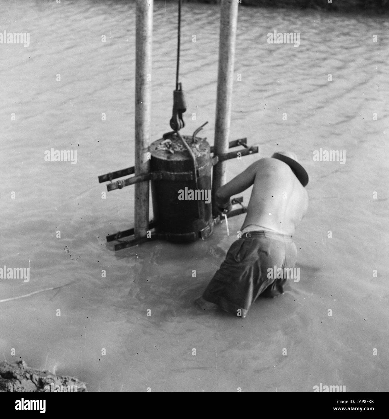 workers, work, water, tools Date: undated Keywords: workers, water ...