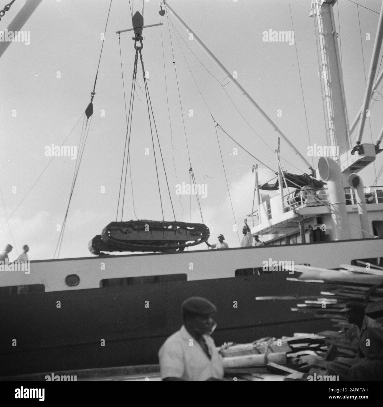 workers, ships, containers, loading, unloading Date: undated Keywords ...
