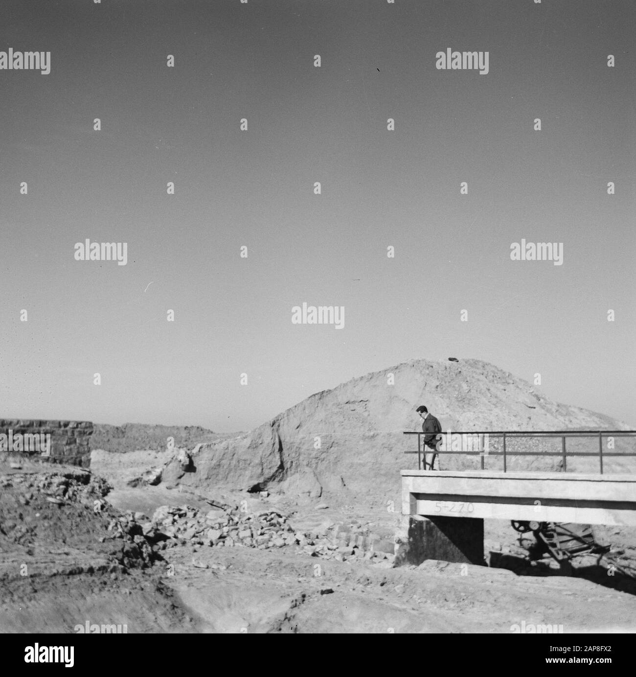 construction bridges, men Date: undated Keywords: construction bridges ...