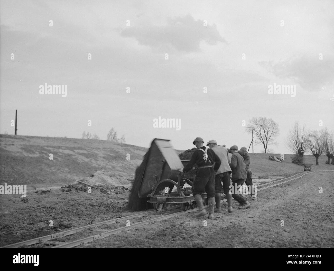 workers, work, rails, tipping carts Date: undated Keywords: workers ...