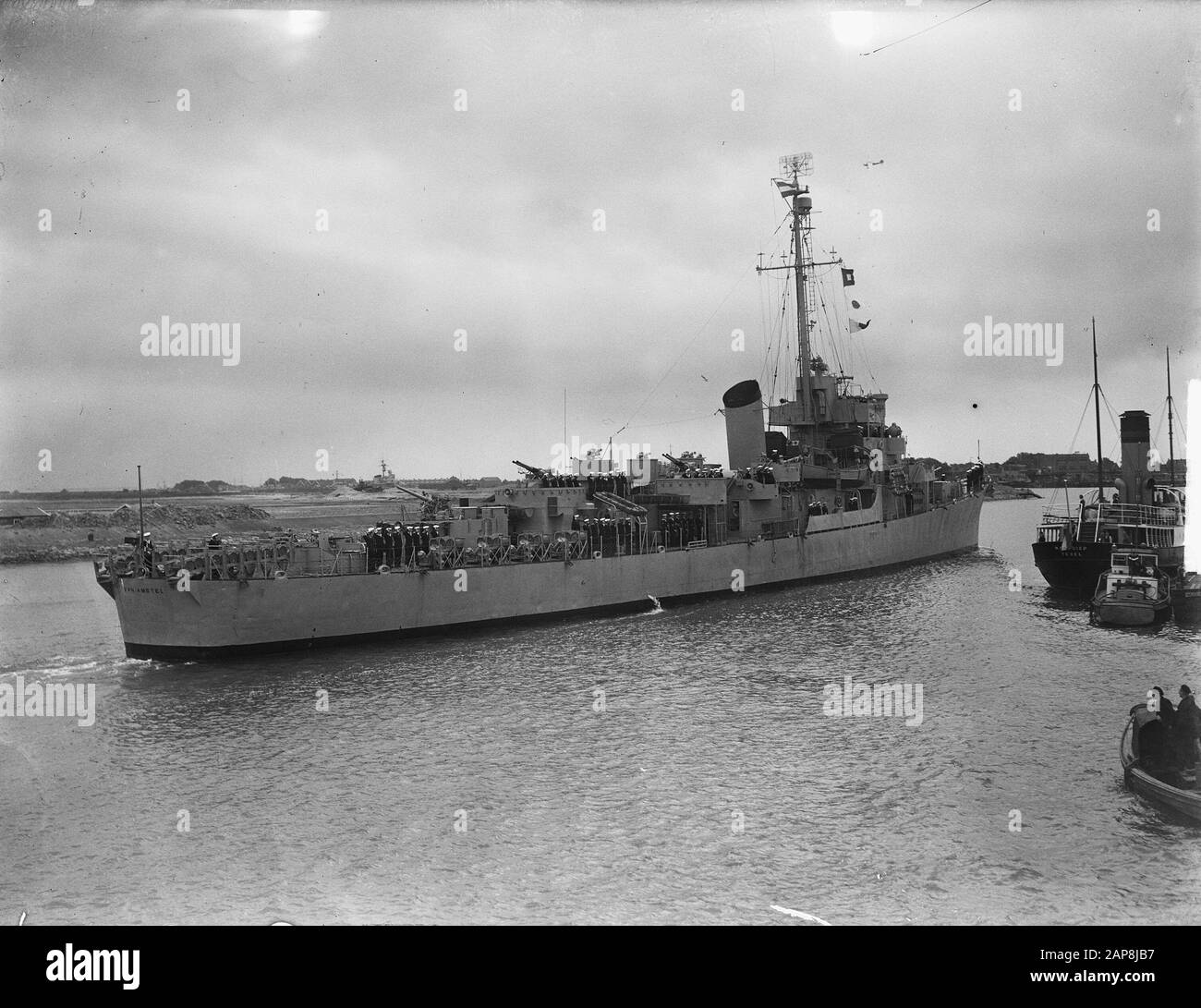 2 american frigates hi-res stock photography and images - Alamy
