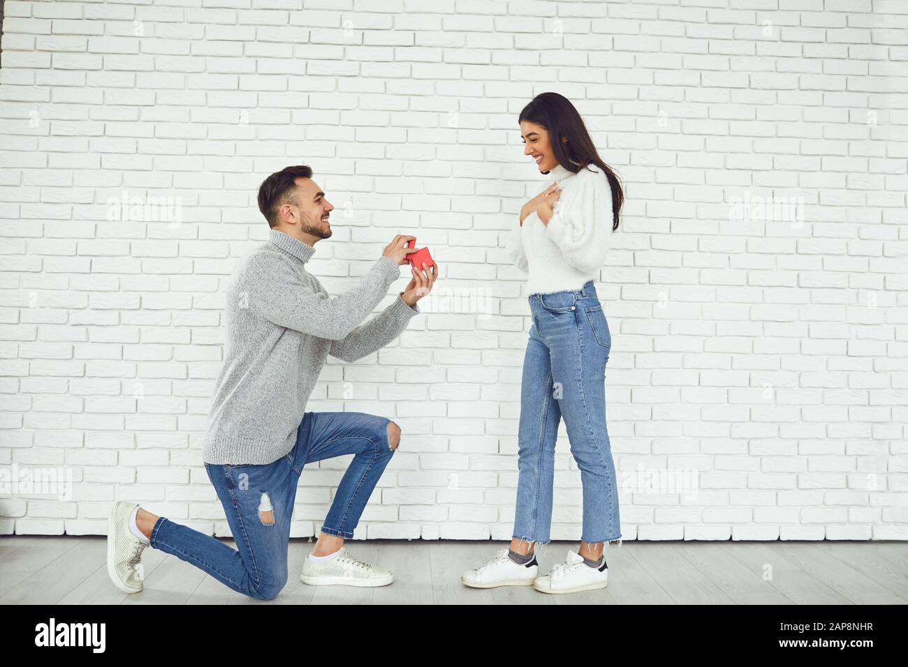 Proposal engagement couple hi-res stock photography and images - Alamy