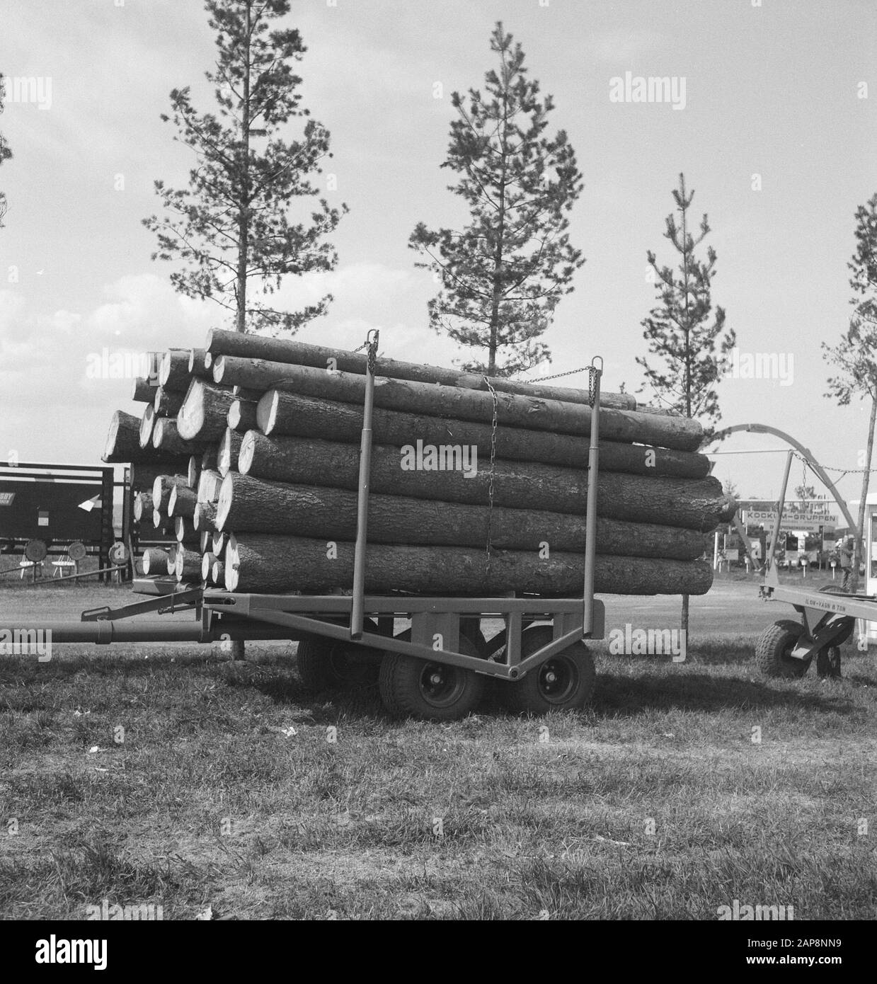 trailers, land, logs Date: undated Keywords: trailers, tree trunks ...