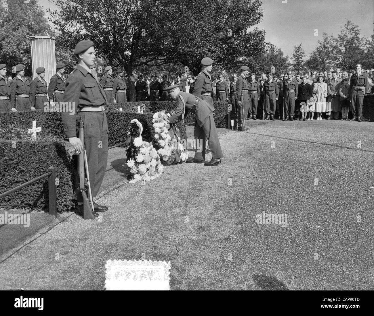World war ii liberation memorial Black and White Stock Photos & Images ...