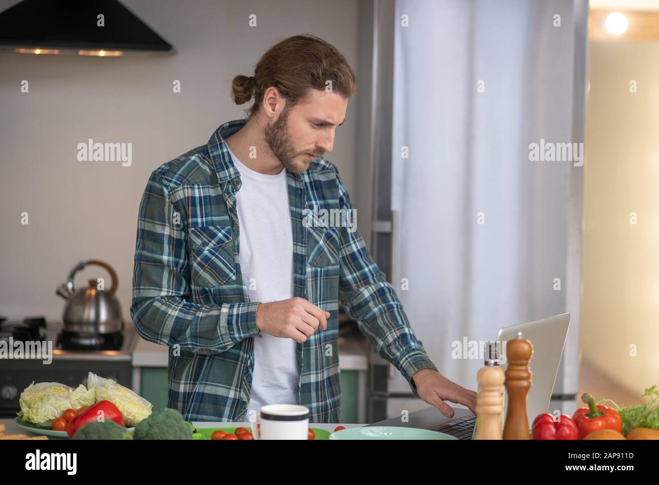 Time online learning male hi-res stock photography and images - Alamy