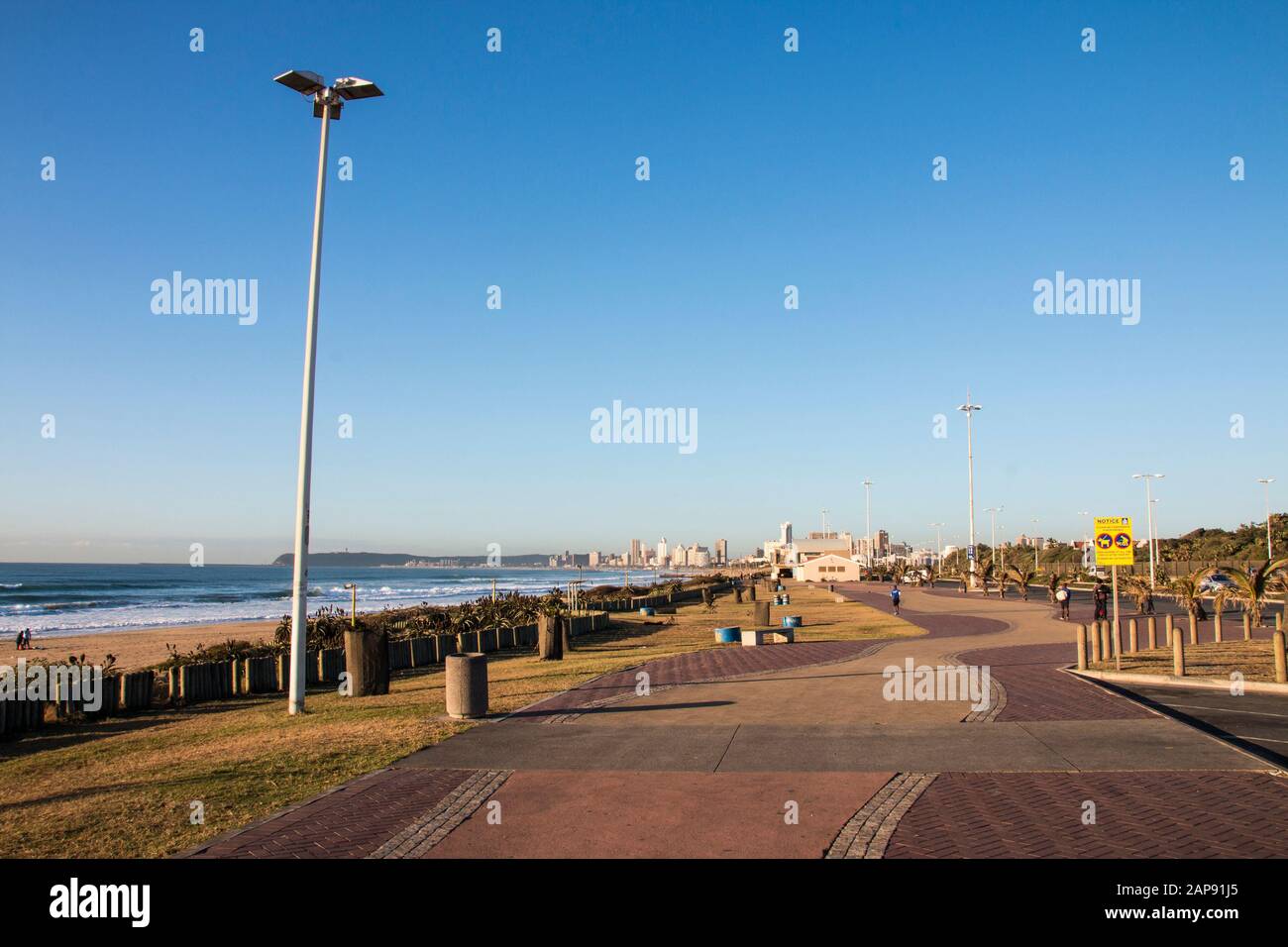 Pedestrian walkway on Durban beachfront with ocean to the side Stock ...