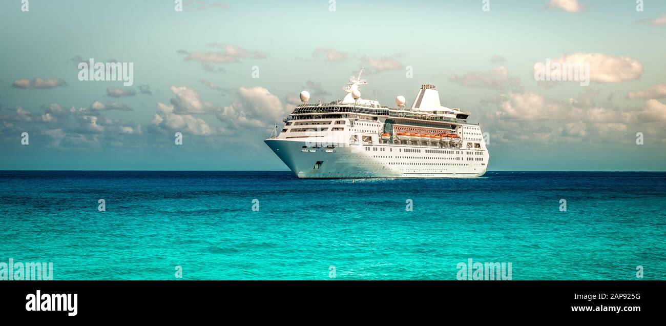 Cruise ship sailing on the Caribbean Sea. Side view of the vessel. Wide ...